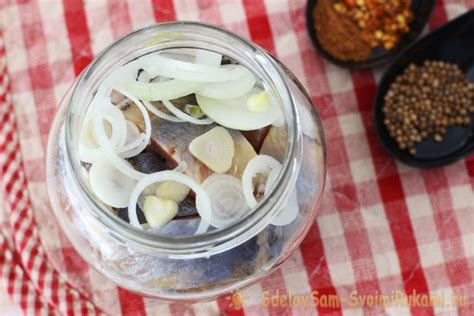 Сельдь маринованная в банке с пряностями и лимоном
