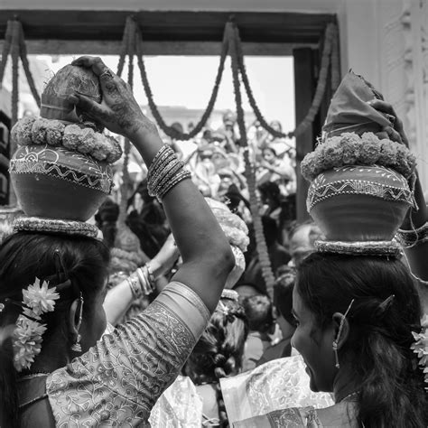 Dhol Sm N970 F N970 Fxxu7 Fuh3 가바 기쁨 꽃 화환 남쪽 아시아 다채로운 댄스 드레스 리ga가 문화 문화 유산 문화적 복장