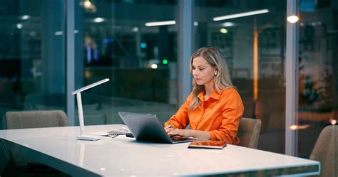 비즈니스 여자 야간 사무실에서 노트북으로 타이핑 아이디어 및 기획 기사 늦은 속보의 대본 여성 디지털 및 연구 정보 및 프로젝트 마감일 기자 에이전시 25 29세에 대한