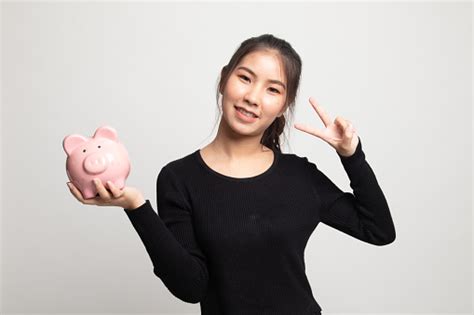 돼지 동전 은행과 아시아 여자 쇼 승리 기호 귀여운에 대한 스톡 사진 및 기타 이미지 귀여운 금융 동전 Istock