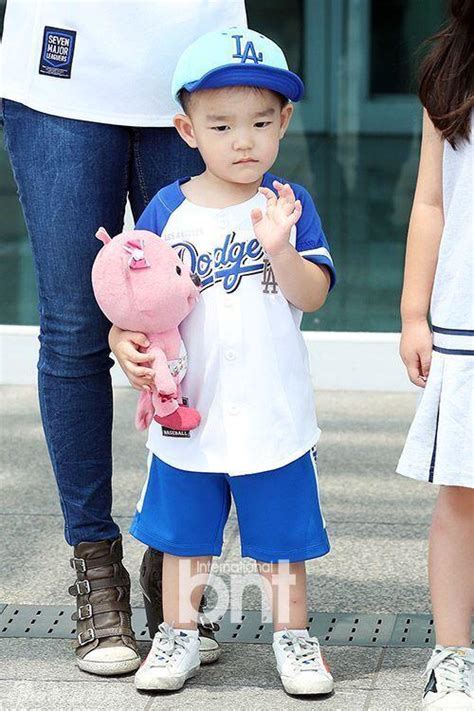 韓星李凡秀一家亮相 小兒子抱玩偶不撒手 每日頭條