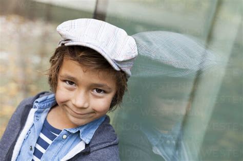 Porträt Eines Lächelnden Kleinen Jungen Mit Mütze Lizenzfreies Stockfoto