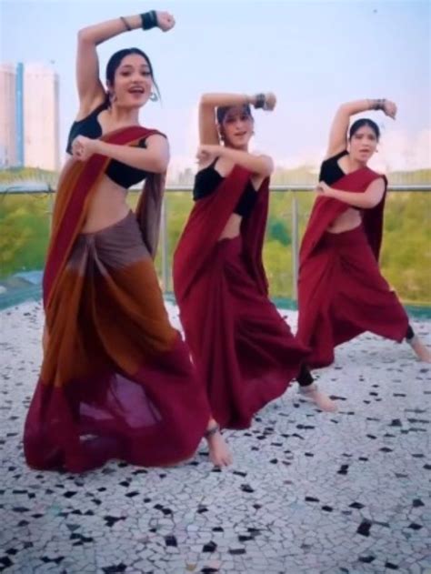 साड़ी पहन लड़कियों ने अपने डांस से मचाया गदर लोग बार बार देख रहे