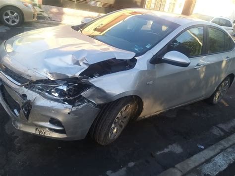 Detienen a hombre por chocar vehículos estacionados en Guadalupe