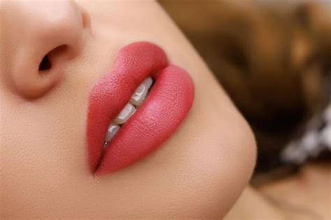 Gros Plan Sur Le Maquillage Permanent Des Lèvres Fait Avec Du Pigment