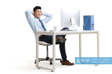年轻商务男士在办公室使用电脑 蓝牛仔影像 中国原创广告影像素材