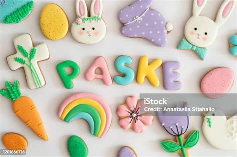 행복한 부활절 나무 배경에 고리버들 바구니에 여러 가지 빛깔의 파스텔 부활절 쿠키 0명에 대한 스톡 사진 및 기타 이미지 0명 4월 개념 Istock