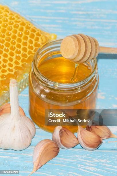 꿀과 벌집의 배경에 마늘의 조각 유리 항아리와 벌집꿀꿀꿀꿀 0명에 대한 스톡 사진 및 기타 이미지 0명 건강관리와 의술 건강한 생활방식 Istock