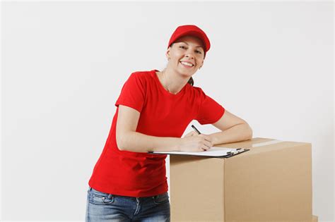 빨간 모자에 배달 여자 T셔츠는 흰색 바탕에 고립 여성 택배 종이 문서 빈 골 판지 상자에 빈 빈 시트 작성 클립보드를 들고