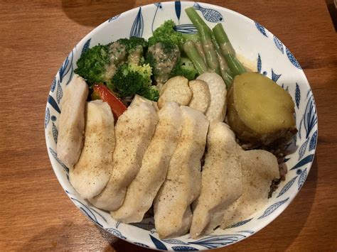 凪 On Twitter 今天試吃樂fit的嫩雞胸藜麥飯（170元），雖然雞胸好吃份量足，但飯太多，蔬菜太少，蔬菜上面淋胡麻醬，好吃。店裡