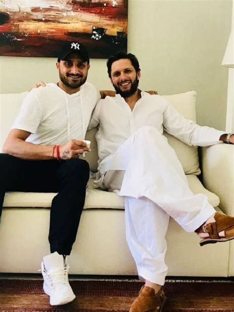 हरभजन के लिए गिफ्ट लाते थे अफरीदी मैच के बाद कमरे में क्‍या होता था