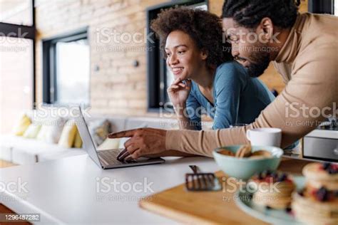 식당에서 노트북을 사용하는 행복한 아프리카 계 미국인 커플 커플에 대한 스톡 사진 및 기타 이미지 커플 노트북 컴퓨터