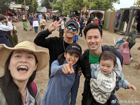 林依晨在欧洲参加化妆园游会，网友们的视线却集中在她老公身上