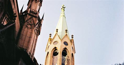 Edificio De Hormigón Marrón Y Blanco · Fotos De Stock Gratuitas