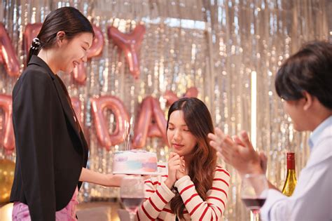 친구가 축하하는 사람에게 예쁜 케이크를 선물하는 쾌활한 생일 축하 축제 배경에는 생일 축하 장식이 있습니다 20 24세에 대한 스톡 사진 및 기타 이미지 Istock