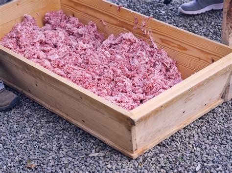 Desde Arriba De Un Recipiente De Madera Lleno De Carne Picada De