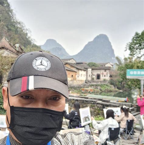 《撫棺痛哭的女子》！這是一位藏族姑娘，她是墓主人的妻子叫~《西原》。西原身著藏族服飾，緊緊依偎在墓前！在墳的後方是一堵