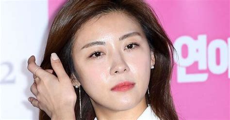 [사진]하지원 긴 머리카락 쓸어올리며