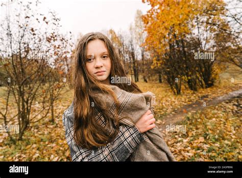 Rothaarige sommersprossige Mädchen im Herbst gelb Park Der erste Schnee nasse Regen