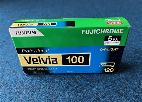 Yahooオークション 富士フィルム Velvia 100 使用期限切れ 未開封 1