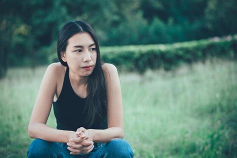 Linda Mulher Tailandesa Muito Triste Por Amor Não Correspondidorepensar