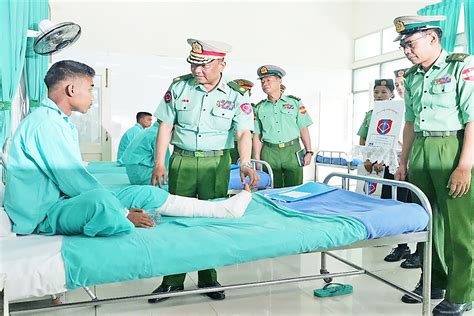 မုံရွာမြို့နှင့် မိတ္ထီလာမြို့တို့ရှိ တပ်မတော်ဆေးရုံများ၌ တက်ရောက်ဆေးကုသမှုခံယူနေသူများအား ကြည့