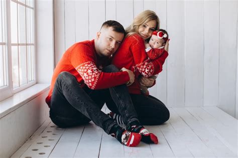 Retrato De Familia Feliz Mamá Papá E Hija Pequeña Con Ropa Roja