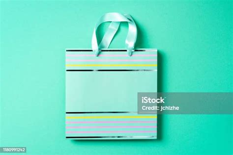 트렌디 한 녹색 배경에 청록색 종이 쇼핑 백의 상단보기 공간을 복사합니다 선물 개념입니다 여자의 날 발렌타인 데이 생일 파티를위한 준비 2020년에 대한 스톡 사진 및 기타
