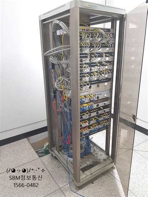 건물 통신실 서버네트워크 랙의 거미줄 같은 랜선을 깔끔한 하게 정리해드렸습니다 ヾ•ω•`o 랜선정리전문