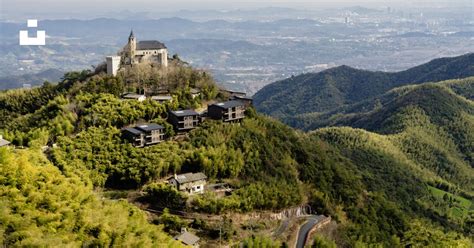 나무로 둘러싸인 언덕 꼭대기의 성 사진 Unsplash의 무료 중국 이미지