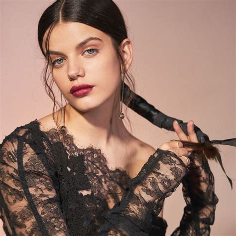 These 10 Minimal Makeup Looks Will Turn Heads