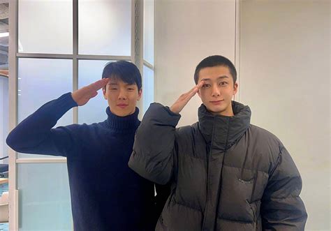 拿放哥”蔡亨源晒入伍剃头照 笑容灿烂硬朗帅气 搜狐大视野 搜狐新闻