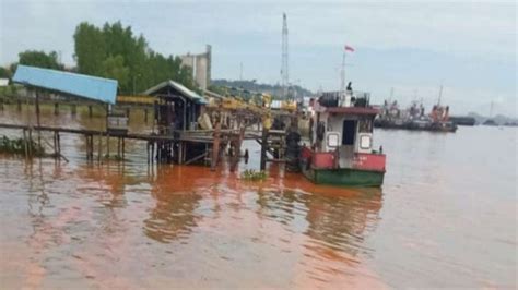Foto Kapal Bermuatan Minyak Sawit Tenggelam Di Sungai Mahakam