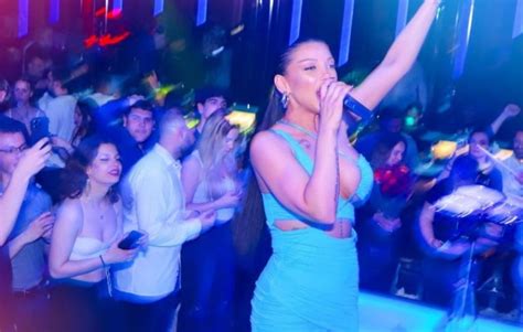 ЕМАНУЕЛА СЕ ПОХВАЛИ С НОВИЯ СИЛИКОН