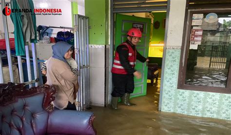 Curah Hujan Tinggi Batalyon A Brimob Kaltim Bantu Evakuasi Warga