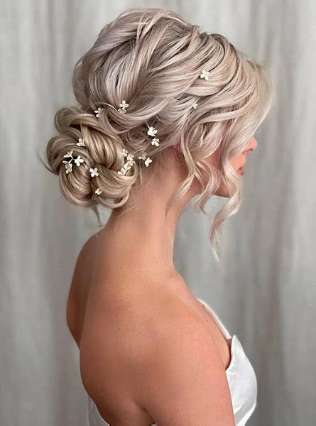 زیباترین مدل های شینیون موی فر برای خانم های مو فرفری آموزشگاه رز سرخ