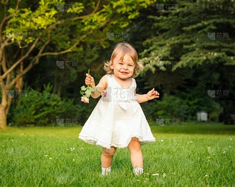 公园里的小女孩素材 花瓣网