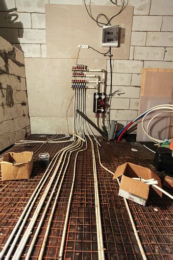 난방 또는 바닥 난방 설치의 파이프 피터 설치 시스템 물 바닥 난방 시스템 내부입니다 건설 리모델링 개조 확장 복원 재건 업그레이드 중 아파트의 배관 파이프 배관공에 대한