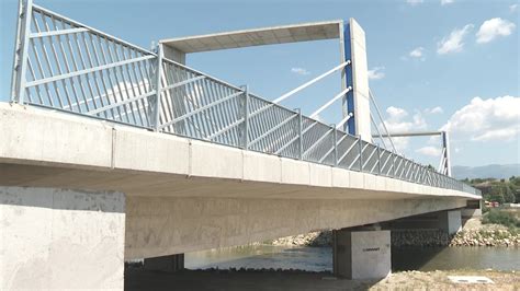 Најновиот мост на Вардар меѓу Карпош и Злокуќани е готов но целосно нефункционален Youtube