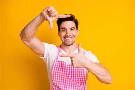 쾌활한 젊은 남자 팔 손가락의 사진은 간부 제스처 노란 색 배경에 고립 된 이빨 미소를 만든다 T 셔츠에 대한 스톡 사진 및 기타 이미지 Istock