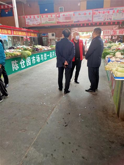 宝鸡瑞丰集团简讯：金台区副区长郭小军在金台区商务局局长雷树森的陪同下，冒雨来到陈仓园市场，检查指导市场的防疫情况。