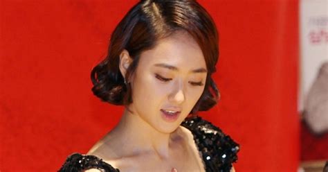 [포토] 김민정 가슴 가리며 조신하게 핸드프린팅
