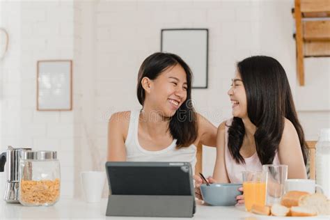 亚洲女同性恋女同性恋女同性恋在家看视频，亚洲年轻女孩喜欢在社交场合使用平板视频 库存照片 图片 包括有 愉快 日语 157135176