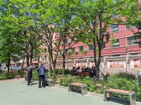 社区环境“微改造” 幸福和谐看得见居民站前街道路面