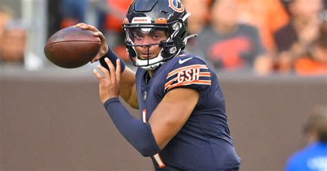 Fields Throws 3 Td Passes In Half Bears Edge Browns 21 20 The