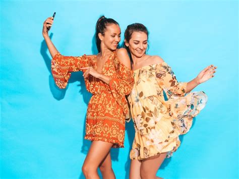 Tres Jóvenes Sonrientes Mujeres Hipster En Ropa De Verano Chicas