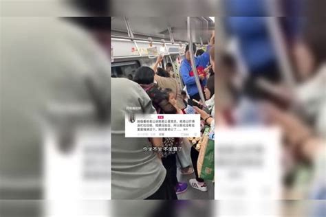 云南昆明网友发视频称，地铁上抱花的女孩说座位上有水没给大妈让座，大妈没有扶稳摔倒就怪罪女孩，说女孩是孤儿没人教育。还说自己老公是党员，吓得老公
