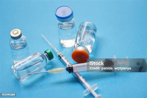 파란색 배경에 의학 병 유리 및 주사기 주입 바늘 간호사 또는 의사를위한 약물 약물 병 장비 의료 도구 건강관리와 의술에 대한