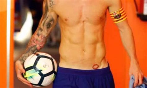 Tatuaje De Leo Messi El Argentino Se Tatúa Unos Labios En La Ingle