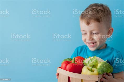 푸른 배경에 신선한 야채와 바구니를 들고 소년 비건 과 건강한 개념 감자 요리에 대한 스톡 사진 및 기타 이미지 감자 요리